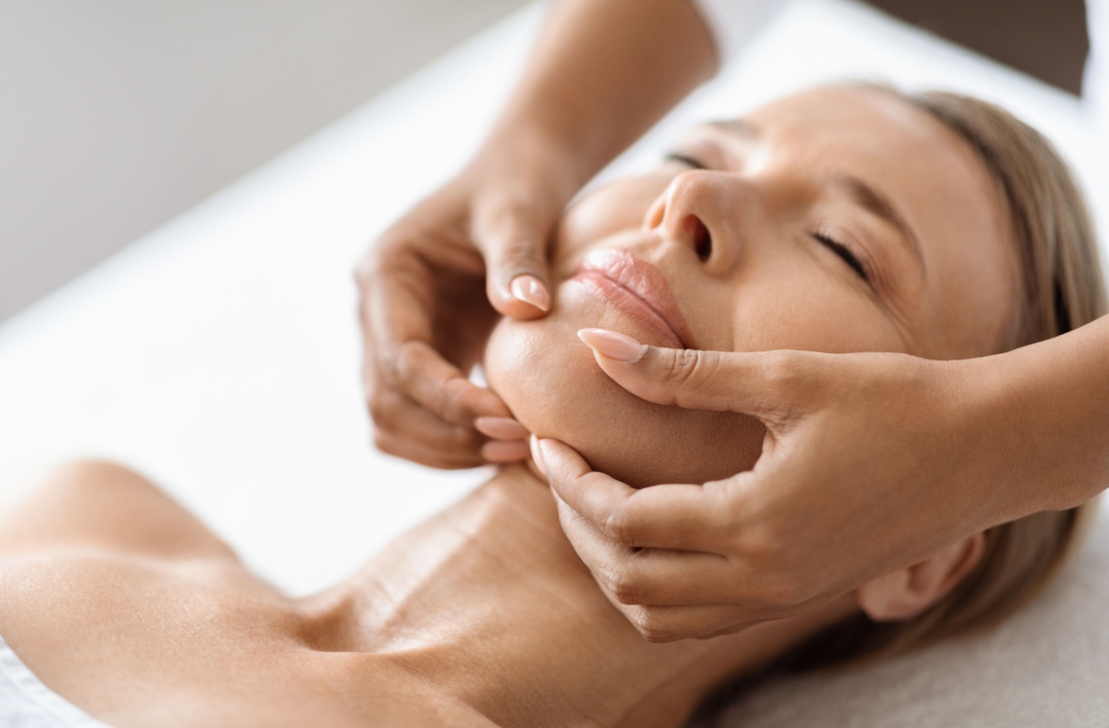 Differences Between Microdermabrasion vs. Dermaplaning